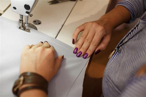 재봉틀에 여성 재단사의 손에 위에서 볼 제조 산업을 드레스 공예에 대한 스톡 사진 및 기타 이미지 공예 공장 산업 건물 꿰매기 Istock