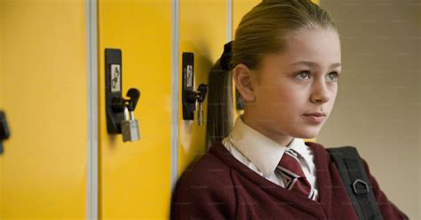 교복을 입은 소녀가 노란색 사물함에 기대어 있다 사진 Unsplash의 교복 이미지