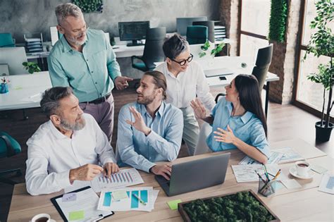 5 명의 성공적인 기업 동료가 프로젝트 개발 로프트 인테리어 실내 사무실과 대화를 나누는 사진 30 34세에 대한 스톡 사진 및 기타 이미지 Istock