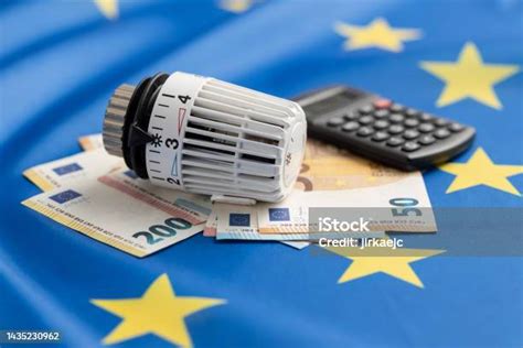 온도 조절 밸브와 유럽 연합 국기에 있는 유로 지폐 에너지 위기의 개념 0명에 대한 스톡 사진 및 기타 이미지 0명 가격 가정 난방 Istock