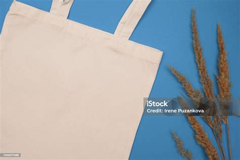 파스텔 블루 배경에 모의 에코 친화적 인 베이지 색 또는 화이트 컬러 캔버스 면 원단 토트 백 쇼핑 자루 모형 빈 템플릿 식료품과 쇼핑을 위한 재사용 가능한 가방 쇼핑백에