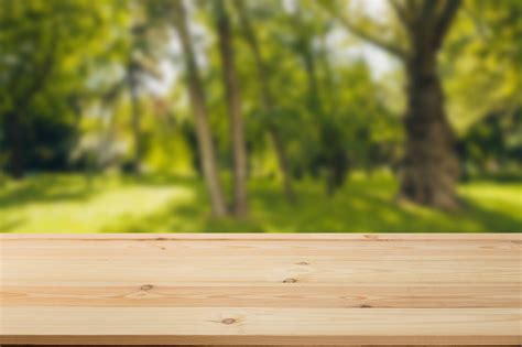 흐릿한 배경 앞에 나무 보드 빈 테이블입니다 자연이나 공원의 흐릿한 배경과 원근 갈색 나무 제품을 전시하거나 조립하는 데 사용할 수 있습니다 모형 0명에 대한 스톡 사진 및