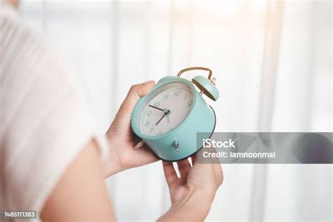 알림을 설정하거나 알람을 설정하기 위해 시계에서 시간을 설정하는 여자의 손 수첩에 대한 스톡 사진 및 기타 이미지 수첩 잠자기 조절하기 Istock