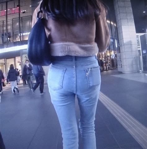 超スーパーモデル級スタイル抜群の長身美女がスキニーデニム履いて歩く姿がエロ過ぎる めっちゃリアル