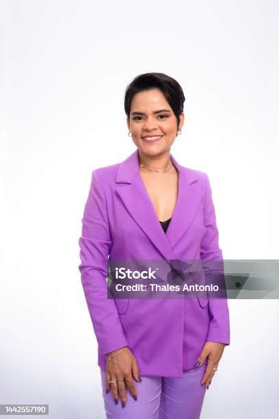 젊은 아름 다운 비즈니스 여자의 초상화 서 있고 웃고 있습니다 30 34세에 대한 스톡 사진 및 기타 이미지 30 34세 미소 브라질 Istock