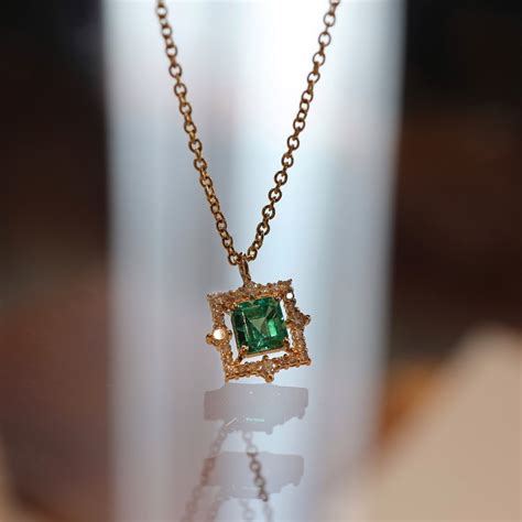 스퀘어 포인트 콜롬비아 에메랄드 목걸이 로코주얼리
