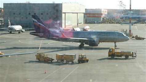 게이트 창을 통해 모스크바 공항에 주차 된 비행기 연대를 위한 항공기의 유지 보수 및 준비 모스크바 러시아 2021년 6월 28일 공항에 대한 스톡 사진 및 기타 이미지