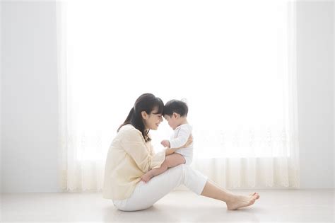 「抱き癖がつくから」と言って子どもを抱っこしない旦那さん。やはり抱っこはしない方がいいの？ ママスタセレクト