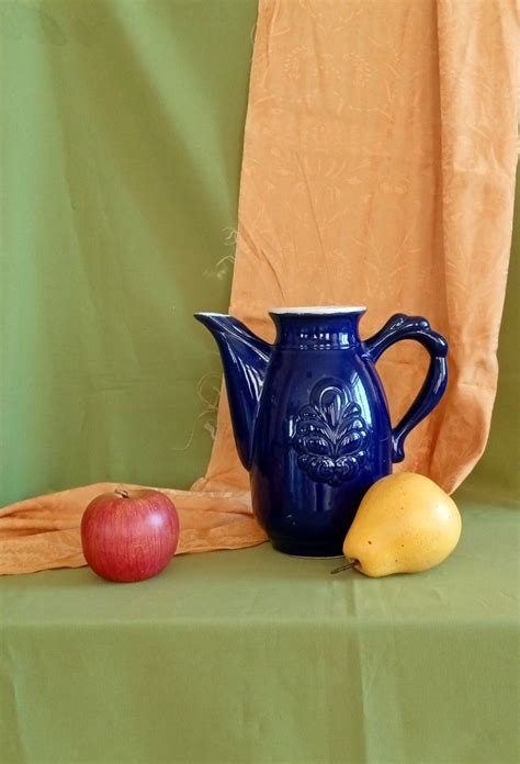 Натюрморт с синим кувшином и яблоками