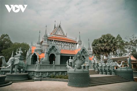 Chùa Sa Leng Viên Ngọc Kiến Trúc Khmer Giữa Lòng Trà Cú