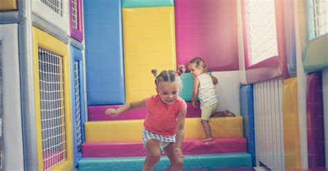 遊び場にいる2人の小さな女の子。一緒に遊んでいる白人の女の子。の写真 遊び場 Unsplashの写真