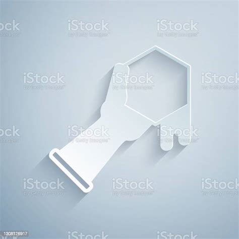 종이 는 회색 배경에 고립 된 허니콤과 손 아이콘을 잘라 꿀 세포 기호 달콤한 천연 식품 종이 아트 스타일 벡터 3차원 형태에