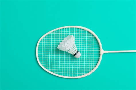 시안색 배경에 배드민턴을 재생 하기 위한 셔틀 콕과 라켓 라켓에 대한 스톡 사진 및 기타 이미지 라켓 배드민턴 0명 Istock