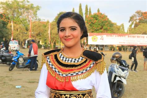 Dijodoh-Jodohkan Dengan El Rumi, Intip 7 Potret Bulan Sutena Pancarkan Cantiknya Gadis Bali