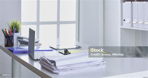 대리석 책상에 작업 프레 젠 테이 션 이랑 데스크톱 컴퓨터 및 사무 용품 노트북에 대한 스톡 사진 및 기타 이미지 노트북 데스크탑 컴퓨터 디자인 전문가 Istock