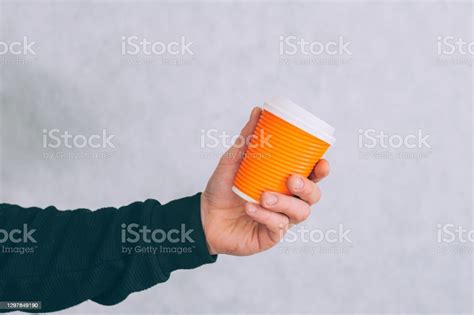 한 남자가 가벼운 배경에서 커피와 차를 위한 종이 컵을 모형으로 들고 있습니다 구이에 대한 스톡 사진 및 기타 이미지 구이 남자 라떼 Istock