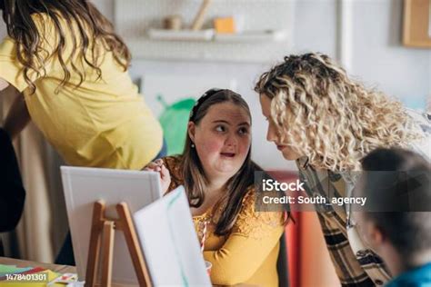 장애 건강 관리 예술 워크숍 캔버스에 창의적인 그림과 다운 증후군 사람들과 뇌성 마비가 예술 프로젝트를 하고 있습니다 건강관리와 의술에 대한 스톡 사진 및 기타 이미지