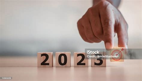 핸드 스택 우드 블록 아이콘 액션 계획 목표 및 대상 성공 및 비즈니스 목표 개념 프로젝트 관리 회사 전략 개발과 테이블에 단계 2022년에 대한 스톡 사진 및 기타 이미지