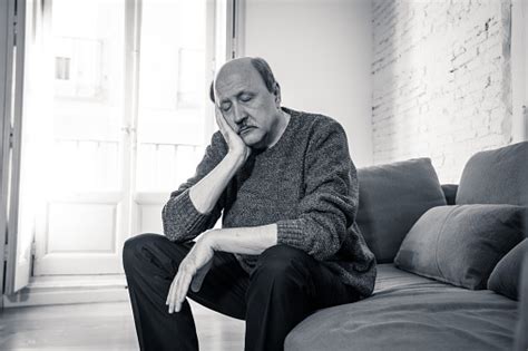 압도 수석 노인 홈 느낌에 혼자 고통을 노화 은퇴 홀 아비 치 매와 알 츠 하이 개념에 집에서 소파에 혼자 슬픈 혼란 60 69세에 대한 스톡 사진 및 기타 이미지 Istock