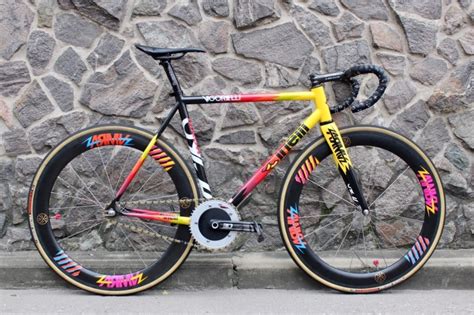 치넬리 비고렐리 스틸 콜럼버스 쓰론 튜빙 프레임셋 아르마 웨폰 6 카본 트랙 휠셋 로터 3d24 스기노젠 트랙 크랭크셋 리치 탐슨 컴포넌트 커스텀 픽시 바이크 리뷰