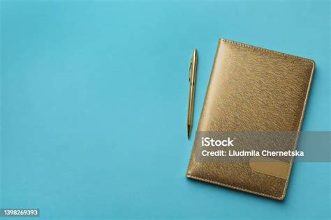 밝은 파란색 배경에 가죽 커버와 펜이있는 새로운 세련된 플래너 플랫 레이 텍스트를 위한 공간 0명에 대한 스톡 사진 및 기타 이미지 Istock