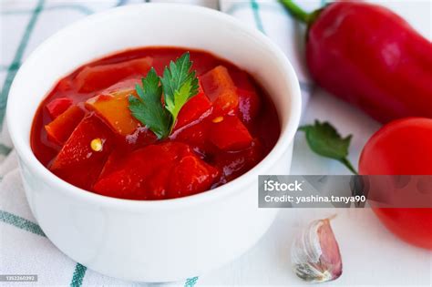 고추와 토마토 흰색 접시에 채소와 헝가리 요리의 클로즈업 Lecso 국가 요리 테이블에 토마토와 달콤한 파프리카의 레초 헝가리