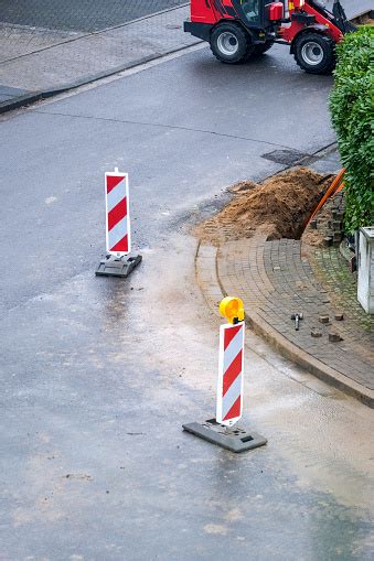 광섬유 또는 광섬유 네트워크 확장의 개념 인터넷 통신 거리에 있는 가정 연결을 위한 광섬유 라인 설치를 위한 건설 활동 중 작업 0명에 대한 스톡 사진 및 기타 이미지