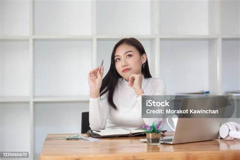 Pc 노트북 스마트 폰을 사용하여 만든 비즈니스에서 행복하게 일하고 성공과 이익을 위해 일하는 아름다운 아시아 여성의 초상화 18 19세에 대한 스톡 사진 및 기타 이미지