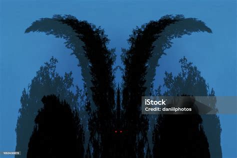 어두운 색조에 붉은 눈을 가진 유령과 함께 무서운 배경 섀도 복사본 공간에서 소 름 끼치는 괴물의 밤 그림자 악마와 할로윈 이야기입니다 짜증 악마입니다 초 자연적인 전원이