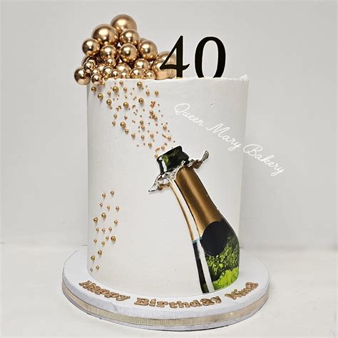 Queen 🍾🎂این کیک زیبا و شیک برای جشن تولد ۴۰ سالگی طراحی شده است با