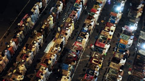 Глава МВД Франции Мы будем мешать молиться на городских улицах