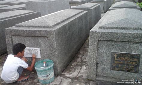 Ilang Bata Ang Kumikita Ng Pera Sa Paglilinis Ng Nitso Sa San Nicolas Cemetery Pampanga