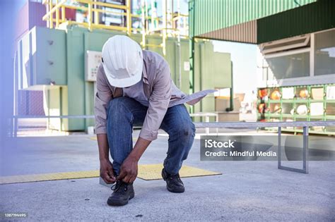 운송 컨테이너 야드에서 신발 끈을 묶는 아프리카 계 미국인 선착장 노동자 60 64세에 대한 스톡 사진 및 기타 이미지 60 64세 공사장 감독 공학 Istock