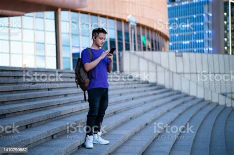 대학 캠퍼스에서 스마트폰을 사용하는 아시아 성인 학생 20 24세에 대한 스톡 사진 및 기타 이미지 20 24세 Brand Name Smart Phone T 셔츠