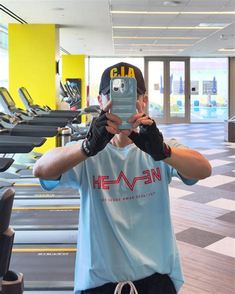 이승환 집에 왔습니다 인스타 삭제 포스트를 찾으시는 내란옹호 님들께서는 제 페북에 올려놓았으니 그곳으로 이동 바랍니다 자고로 인스타는 이뻐야 하니까요 구름☁️