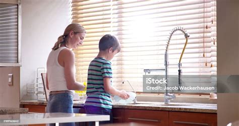 빨래 설거지 아이를 데리고 집에 있는 엄마와 함께 팀워크 학습 가족과 함께 집안일을 합니다 집안일 부엌 싱크대에서 사람들과 도움을 받아 지원과 보살핌을 받는 아침과 접시