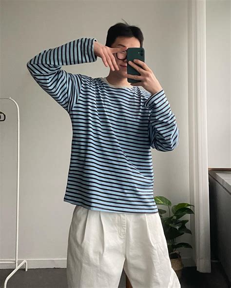 유먼트 프로젝트 정말 부드러운 터치감과 네크라인 센스있게 배색 된 컬러감으로 제작 된 Pyer