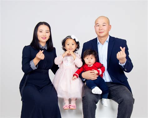 Ховд аймгийн гэрэл зургийн Фокус студи Манайхаар үйлчүүлж гэр бүлийн зурагаа авхуулсан танай