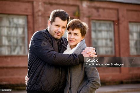 야외에서 두 명의 다정한 사람들 거리에서 평범한 가족 남자와 여자는 함께 행복 2명에 대한 스톡 사진 및 기타 이미지 2명 50 54세 가족 Istock