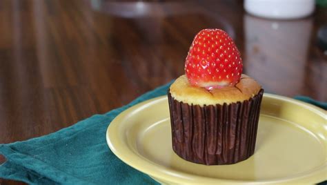 ﻿상큼 달콤한 딸기 컵케이크 With 라즈베리 만들기