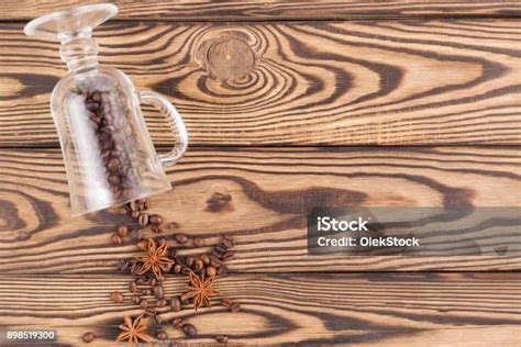 튀긴된 커피 콩 및 3 Anises의 많은 오래 된 목조 소박한 갈색 판자에 핸들 Mulled 와인에 대 한 투명 한 유리에서 부 3가지 개체에 대한 스톡 사진 및 기타