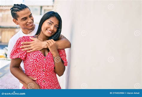 Joven Pareja Latina Sonriente Feliz Abrazando En Calle De Ciudad Foto De Archivo Imagen De