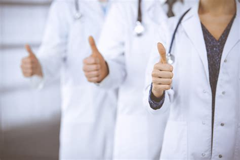 진료소에 엄지 손가락을 들고 팀을 지니환자를 도울 준비가 된 의사들 의료 지원 보험 및 의학 개념 엄지손가락을 위로에 대한 스톡 사진 및 기타 이미지 Istock