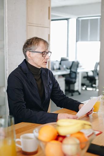 솔직한 순간 성숙한 사업가사무실 회의 중에 동료들과 프로젝트 아이디어를 논의 40 49세에 대한 스톡 사진 및 기타 이미지