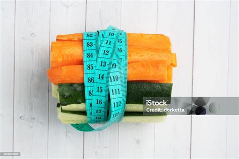 신선한 당근과 오이 스틱 체적의 센티미터 측정 식이 영양의 개념 공간을 복사합니다 가지 식물 부위에 대한 스톡 사진 및 기타 이미지 가지 식물 부위 개념 건강관리와