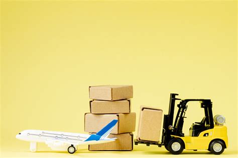 미니 지게차 트럭은 비행기에 골판지 상자를로드합니다 상품과 제품의 빠른 배달 물류 접근하기 어려운 장소와의 연결 배너 복사 공간