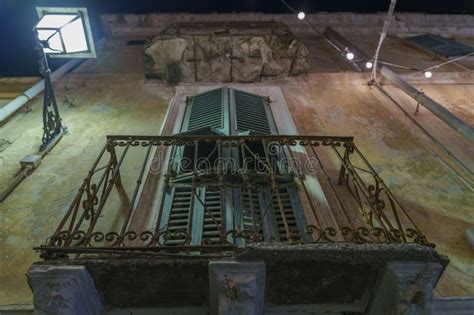 Fachadas De Edificios Muy Antiguas Con Balcones Destruidos Foto De