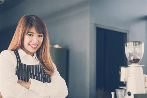 중소 기업 소유자는 커피가 게에서 카운터에 서 서 여성 바리 스타 앞치마 미소를 입고 카페에 바 식품 서비스 레스토랑 개념입니다 기계 부분에 대한 스톡 사진 및 기타 이미지