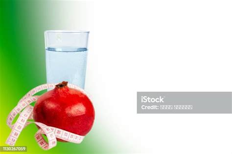 건강 한 라이프 스타일 개념입니다 프레임입니다 석류는 측정 하는 테이프와 물 한 잔 격리 0명에 대한 스톡 사진 및 기타 이미지 Istock