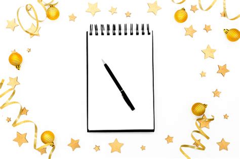 축제 크리스마스 배경에 나선형 빈 흰색 메모장 2020 새해와 크리스마스 장식 휴일 개념 상단 수평 보기 카피 스페이스 0명에 대한 스톡 사진 및 기타 이미지 Istock